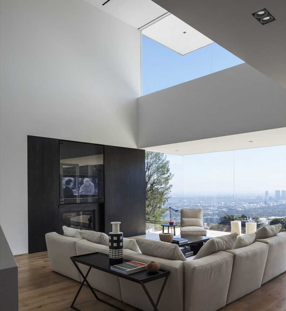 Casa residencial con techo de doble altura: ventajas, desventajas y ...